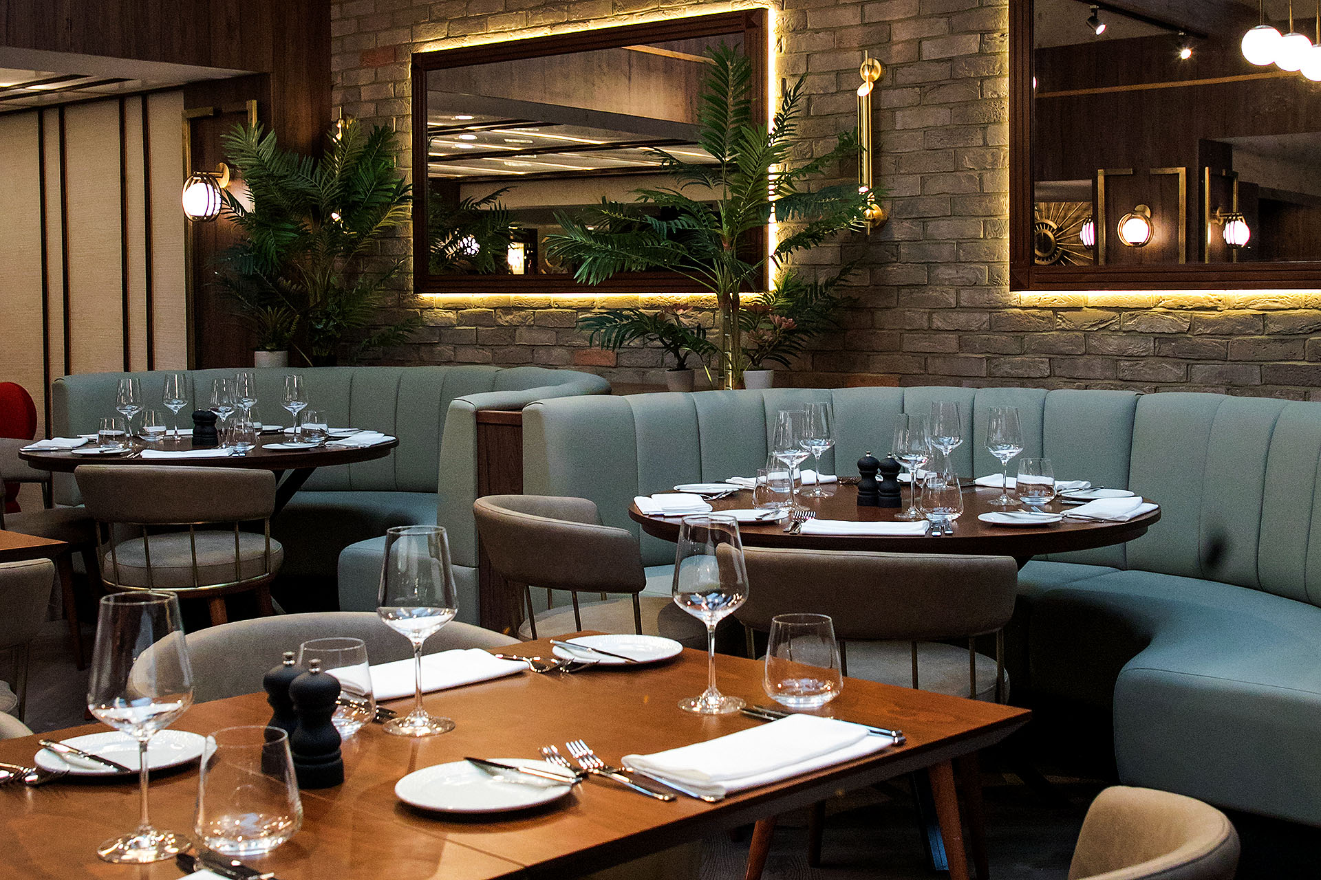 Roni’s Restaurant – Fine Dining Experience